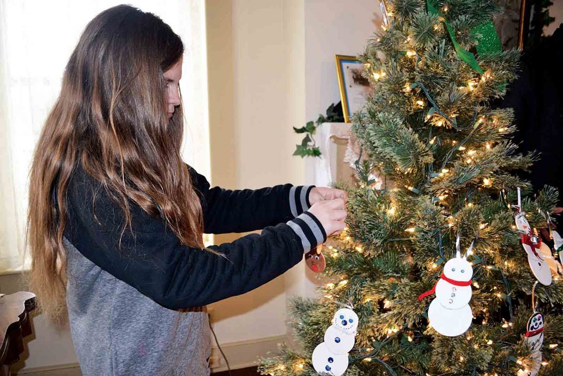 Harmar students add more holiday cheer to Henry Fearing House Museum ...
